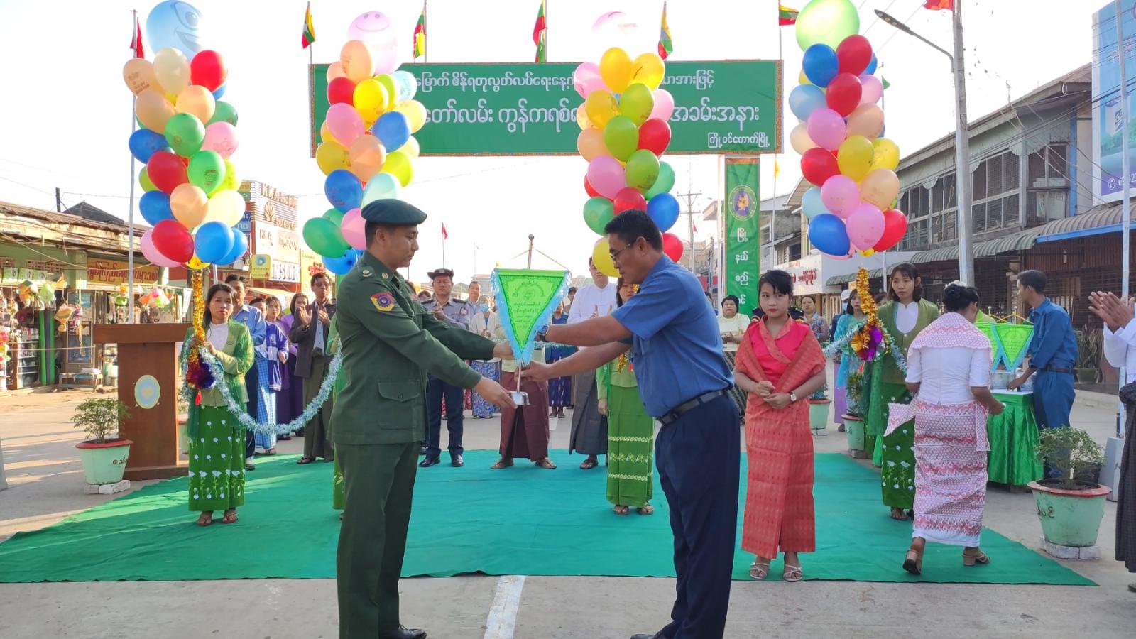 ၇၅ နှစ်မြောက်စိန်ရတုလွတ်လပ်ရေးနေ့ကို ကြိုဆိုဂုဏ်ပြုသောအားဖြင့် အရှေ့လမ
